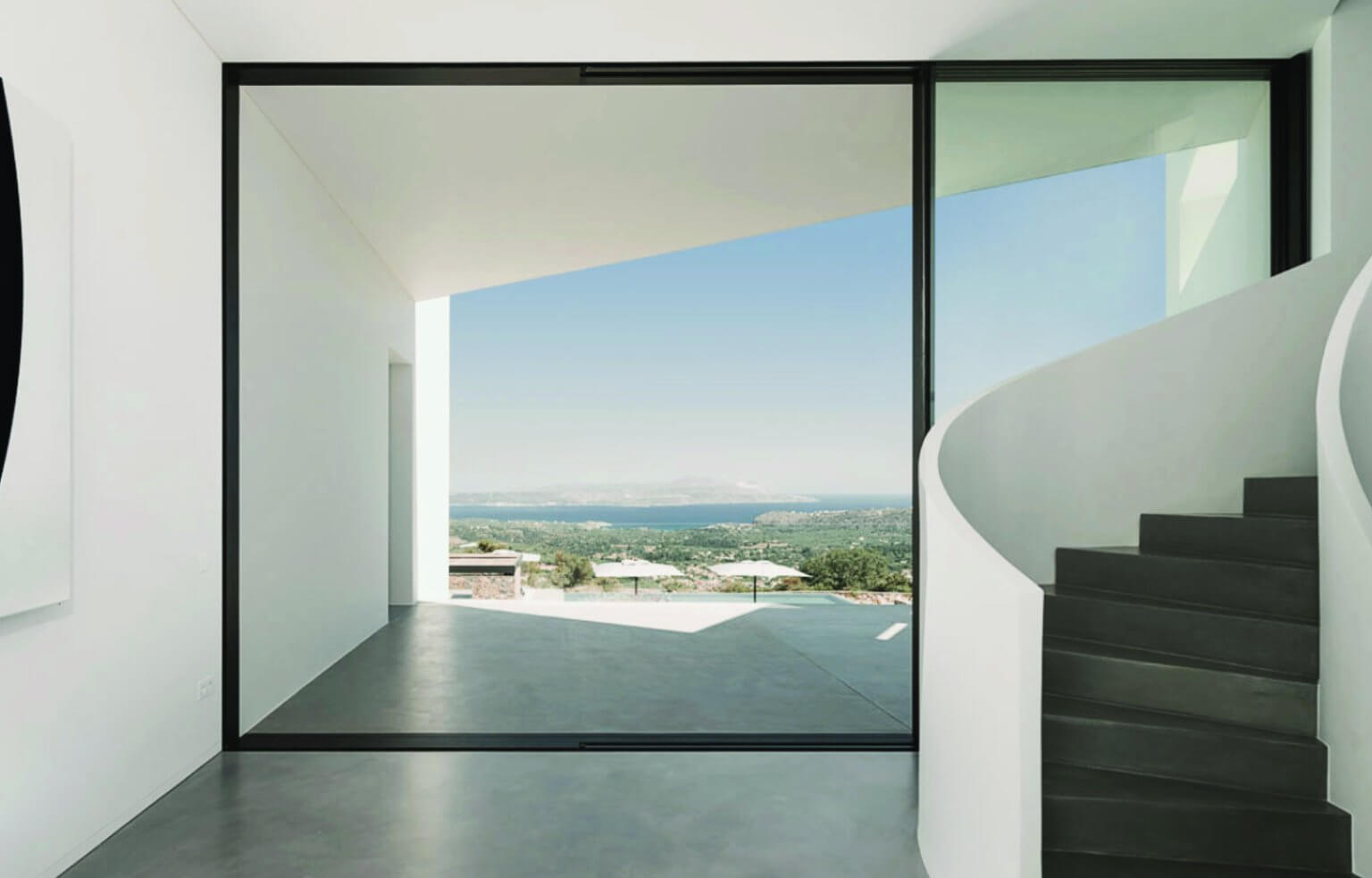 Creating a Seamless Indoor-Outdoor Look with Modern House Window Design